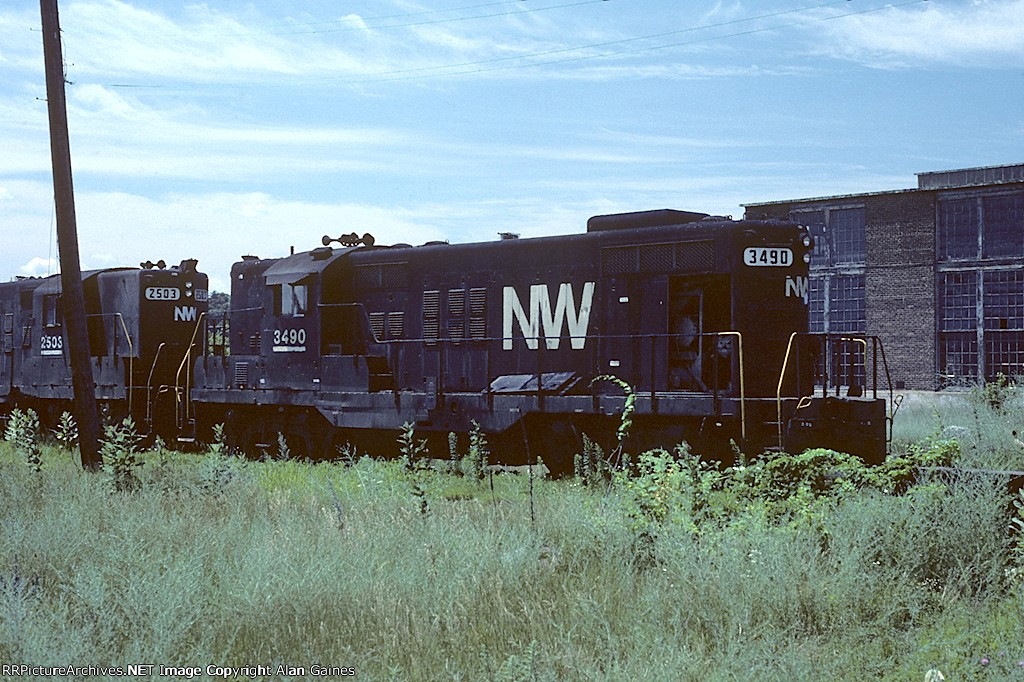 N&W GP9 3490